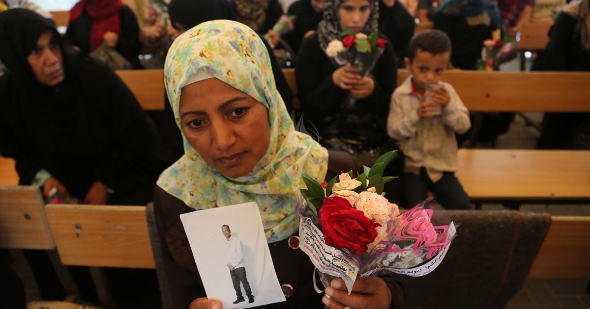 بالصور: اعتصام اهالى الاسرى امام مقر الصليب الاحمر بمدينة غزة | فلسطين ...